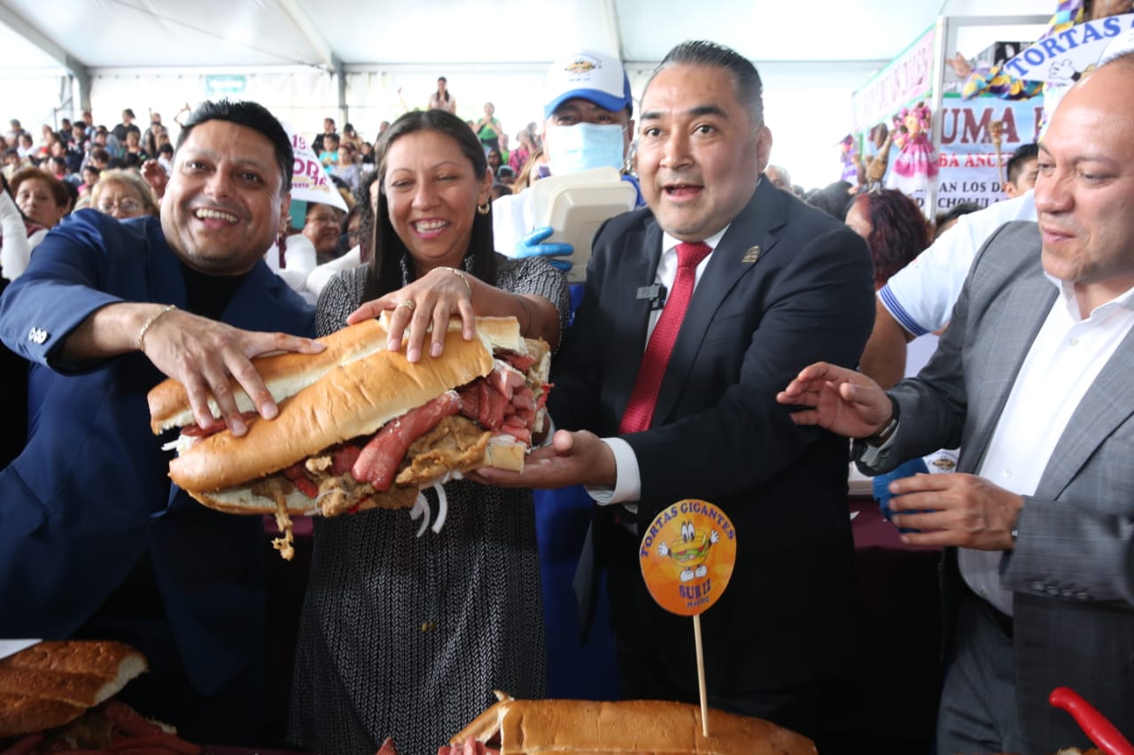 V. CARRANZA ESTABLECE RÉCORD DE LA TORTA MÁS GRANDE DEL MUNDO DE 76 ...